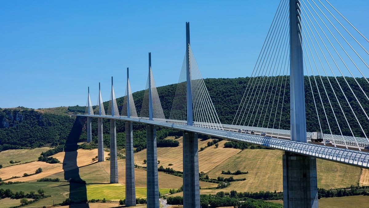 Viaductul Millau, unul dintre podurile spectaculoase ale lumii ...